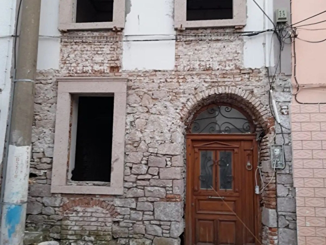 BURÇİN EMLAKTAN SATILIK AVLULU TAS EV 74573-1304 | hepsiemlak