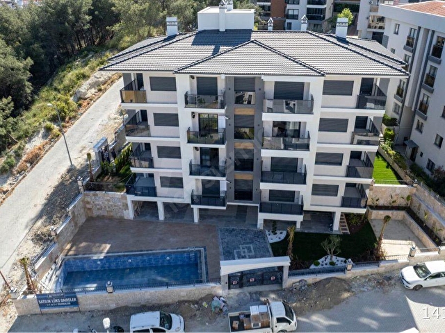 Kuşadasında Havuzlu Sitede Yerden Isıtmalı 2+1 Daireler