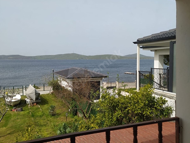 Erdek İmza Gayrımenkul'den Narlıda Denize Sıfır Müstakil Tripleks Villa