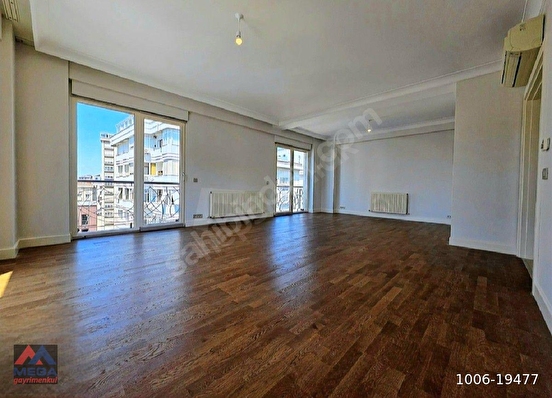 MEGA'DAN CADDEBOSTAN SAHİLDE 165 M2 4+1 DENİZ MANZ.KATTA TEK EB.BANYOLU ...