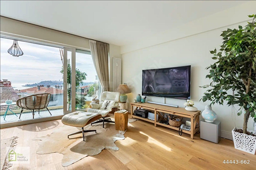 Cihangir Kumrulu Sokakta yüksek kalite tasarım 2 oda manzaralı balkonlu ...